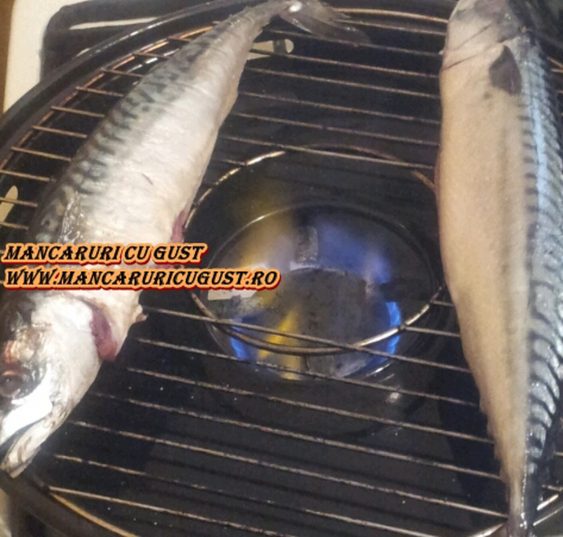 Macrou la gratar cu cartofi copti si sos de smantana - Mancaruri Cu Gust