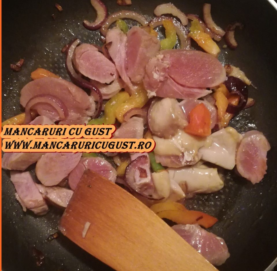 Ton rosu la tigaie cu legume si ou - Mancaruri Cu Gust